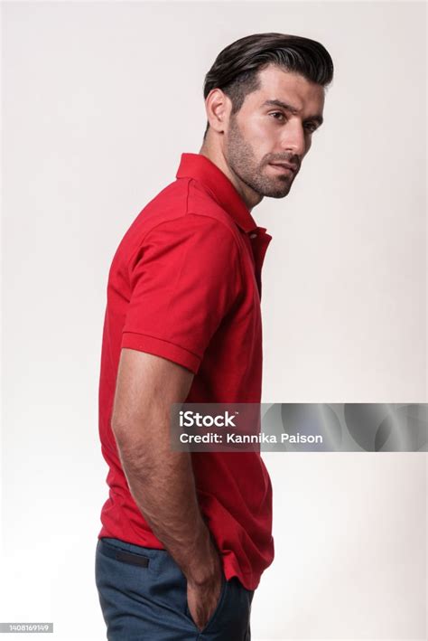 흰색 배경에 빨간 셔츠를 입은 젊은 잘 생긴 중동 남자의 스튜디오 초상화 사진으로 다양한 포즈와 감정을 만듭니다 25 29세에 대한 스톡 사진 및 기타 이미지 Istock