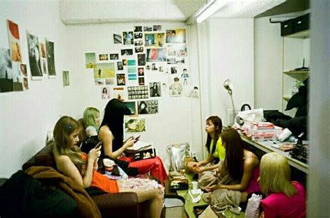 Kill This Love Gambar Pasangan Kartun Selebriti