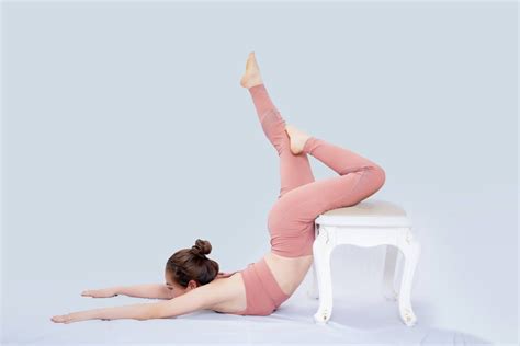 실내 가정 운동 건강 건강한 생활 고요한 균형 금발 레져 활동 마음가짐 명상 바디 컨디셔닝 봉납 스튜디오 스트레칭 신체 인식 신체적 안녕