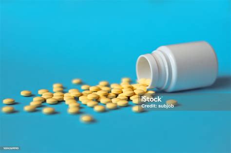 여러 제약 의학 환 약 정제 및 캡슐과 파란색 배경에 병 마약과 각종 마약 물질입니다 텍스트에 대 한 공간을 복사 합니다 디자인에 대 한 재고 사진 0명에 대한 스톡 사진