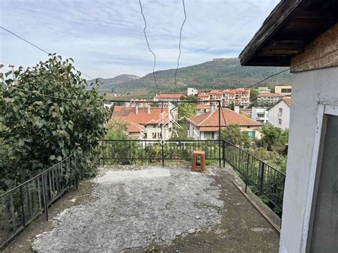 Къща с двор в гр Белоградчик Двуетажна къща 126 кв м РЗП 217 кв м двор Къщи Вили Цен