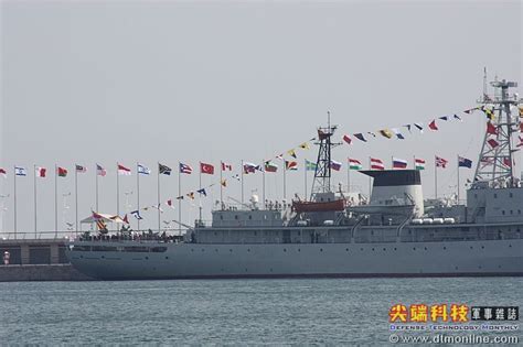 「鄭和」號訓練艦舷號81擔任「觀摩艦」，負責載送出海採訪的各國記者，全程紀錄閱艦式過程。此為4月22日，在青島奧帆中心碼頭拍攝，當天天氣晴朗。