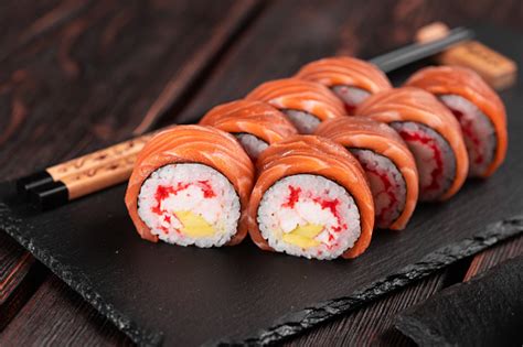 스시는 연어와 아보카도 크림 치즈 검은색 배경에 캐비어를 곁들인 필라델피아를 굴립니다 초밥 메뉴 일본 음식 개념 0명에 대한 스톡 사진 및 기타 이미지 Istock