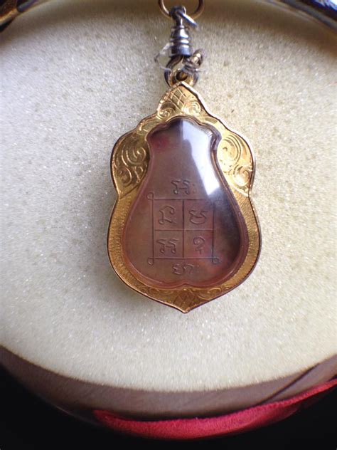 วันนี้ก่อนนอนขอโชว์พระเครื่องประจำกาย และเป็นพระที่ผมศรัทธามากที่สุดครับ หลวงพ่อแก้ว ธัมสโร