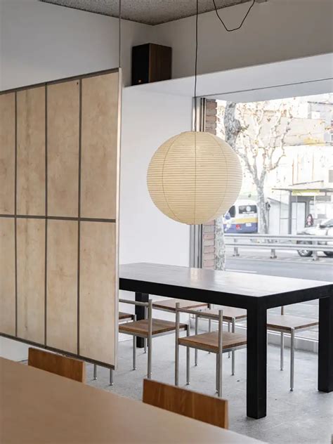 모던 인더스트리얼 내추럴 우드 가구로 포인트를 준 19평 로스터리 카페 인테리어 서대문구 연희동