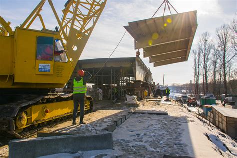 Будівництво Галицького мосту в Пасічну робітники монтують тротуарну частину фото