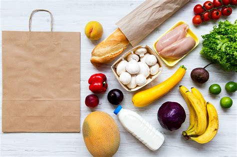 흰색 나무 배경 건강 원료 식품의 종이 가방 요리 음식 배경입니다 신선한 과일 채소 채소 닭 가슴살 평면도의 플랫 하다 쇼핑 개념입니다 0명에 대한 스톡 사진 및 기타