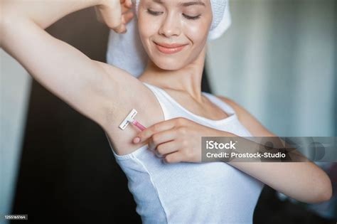 매력적인 밀레니엄 소녀 면도 그녀의 겨드랑이 사용 면도 면도 기 면도기 후 샤워 에 욕실 욕조에 대한 스톡 사진 및 기타 이미지 욕조 제모 가정 생활 Istock