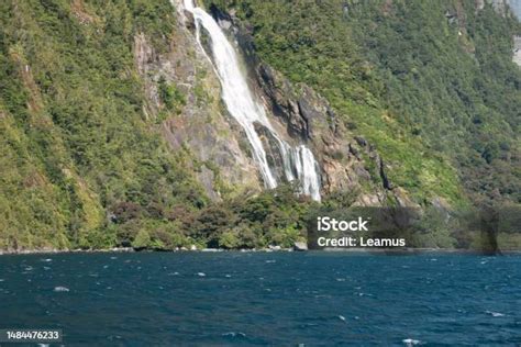 웅장한 폭포 밀포드 사운드 피요르드 뉴질랜드 남섬의 남서쪽에있는 피오르드 랜드 국립 공원 세계 최고의 여행지 중 하나인 세계 문화 유산 0명에 대한 스톡 사진 및 기타