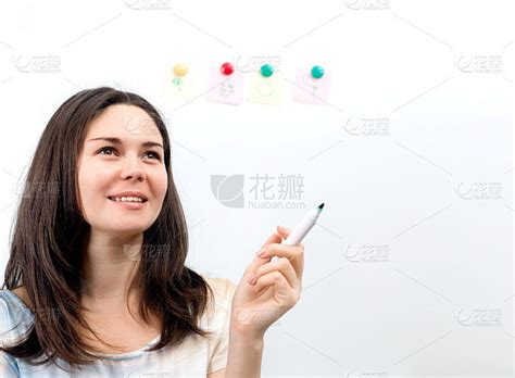 女孩手里拿着一支记号笔。