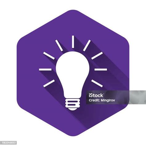 광선이있는 흰색 전구는 긴 그림자로 고립 된 아이콘을 비춥시합니다 에너지와 아이디어 기호입니다 램프 전기 보라색 육각 버튼 벡터 일러스트레이션 개념에 대한 스톡 벡터 아트