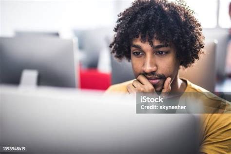 컴퓨터 실습실에서 수업 중에 데스크톱 Pc에서 사려 깊은 흑인 학생 전자 학습 컴퓨터실에 대한 스톡 사진 및 기타 이미지