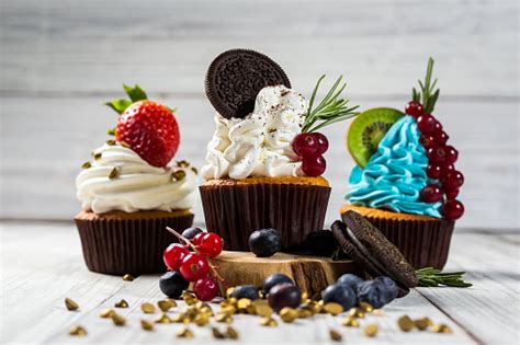 초콜릿 컵 케이크입니다 컵 케이크입니다 딸기 과일 딸기의 컵 케이크 Viewcolorful 컵 케 익 맛 있는 케이크 화려한 크림 사탕 나무 배경에 여름 딸기 컵 케이크