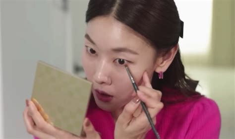 더쿠 여자들 화장하는거 다똑같음…그게 한혜진일지라도…