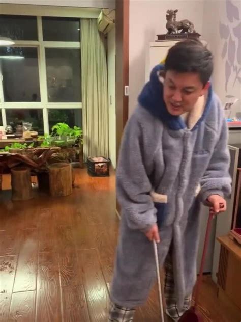 李锐近照曝光穿家居服做家务 女儿跳跳贴心帮忙