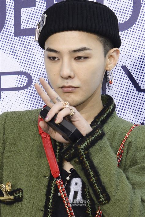 더쿠 [스압] 오늘 샤넬쇼에서 이상한 지드래곤 