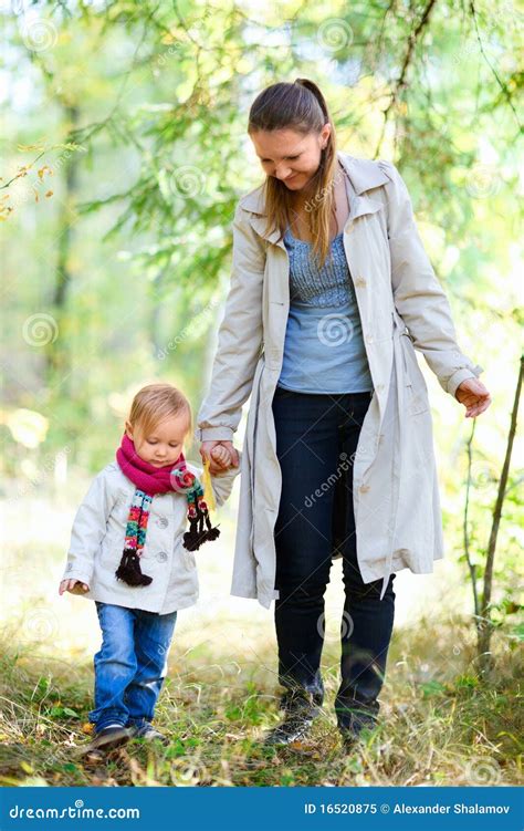 Moeder En Dochter Bij Bos Stock Afbeelding Image Of Gelukkig 16520875