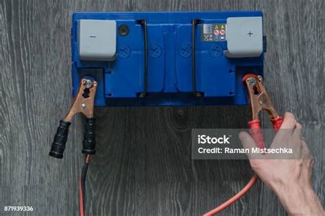 나무 배경에 자동차의 배터리에 터미널을 연결 하는 남성 손 배터리 전원에 대한 스톡 사진 및 기타 이미지 배터리 전원 납 산성 Istock