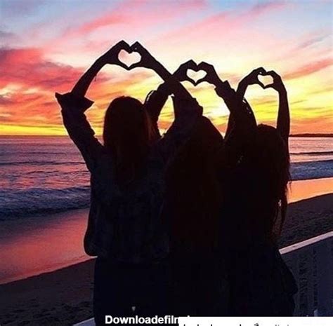 عکس دوتا رفیق دختر با متن