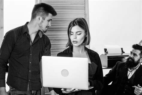 Los Compa Eros De Trabajo Comunican Solucionando Tareas Del Negocio Trabajo Junto Proceso De