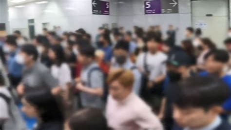 이제 5중 환승역 됐다…출근 시간 김포공항역 가서 보니