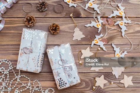 나무 테이블에 실버 리본과 크리스마스 장식으로 묶여 축제 포장 선물 상자에 싸여 맨 위 보기 갈란드 장식품에 대한 스톡 사진 및 기타 이미지 Istock