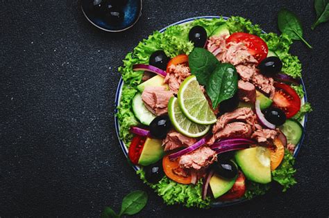 아보카도 토마토 오이 검은 올리브 시금치 붉은 양파 및 양상추와 함께 참치 생선 샐러드 검은 돌 부엌 테이블 배경 상단 전망 건강한 식생활에 대한 스톡 사진 및 기타 이미지