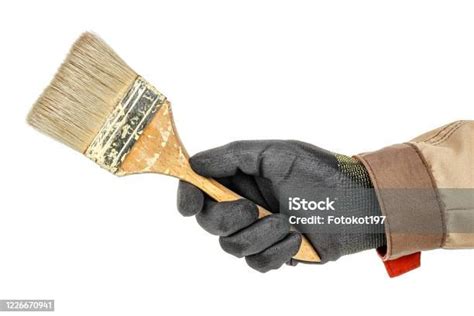 검은 색 보호 장갑과 흰색 배경에 고립 된 갈색 유니폼에 작업자 손에 페인트 얼룩이있는 건설 페인트 브러시를 사용했습니다 Diy에 대한 스톡 사진 및 기타 이미지 Istock