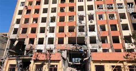 Росіяни зруйнували два підїзди житлового будинку в Херсоні Ймовірно завдали ракетного удару