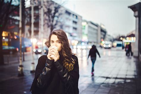 매력적이 고 젊은 여자는 도시 주위를 산책 하 고 커피의 뜨거운 컵을 들고 20 29세에 대한 스톡 사진 및 기타 이미지 20 29세 가을 갈색 머리 Istock