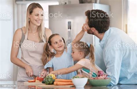 가족 부모 아이들은 건강한 식단 영양 또는 식사 준비를 위해 야채와 함께 주방에서 요리합니다 유대감 미소 엄마 아빠 소녀들이