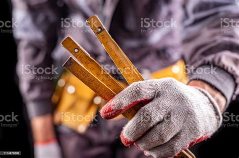 공구 벨트가있는 생산 노동자 작업자의 손에 있는 측정 테이프입니다 어두운 배경 건설업자에 대한 스톡 사진 및 기타 이미지 건설업자 건축가 공구벨트 Istock