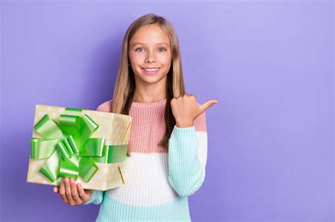 긍정적 인 소녀 손 홀드 패키지 팔 직접 빈 공간 추천 좋은 가게 파티 장식 보라색 배경에 고립 된 사진 8 9 살에 대한 스톡 사진 및 기타 이미지 Istock