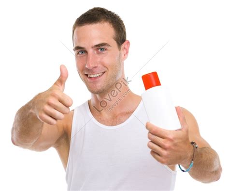 엄지손가락을 치켜들고 선스크린 크림을 보여주는 행복한 청년 사진 무료 다운로드 Lovepik