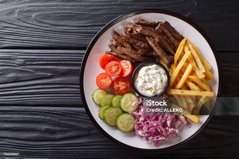 쇠고기 감자 튀김 채소 및 소스 클로즈업으로 갓 조리한 샤 왈 마 플레이트 가로 평면도 채소에 대한 스톡 사진 및 기타 이미지 Istock