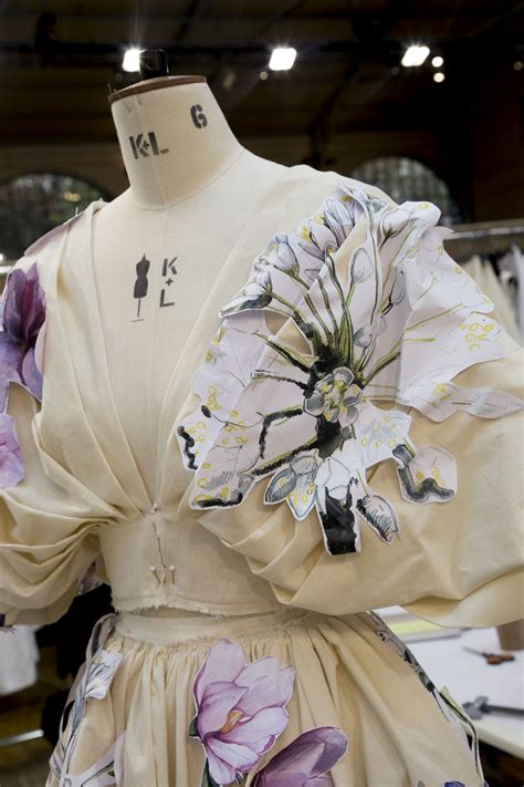 时装如何呈现花之美让Alexander McQueen告诉你 服装服饰文化 服装设计网