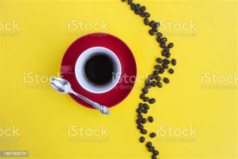 노란 배경에 빨간 컵과 커피 콩에 검은 커피 공간을 복사합니다 맨 위 보기입니다 0명에 대한 스톡 사진 및 기타 이미지 0명