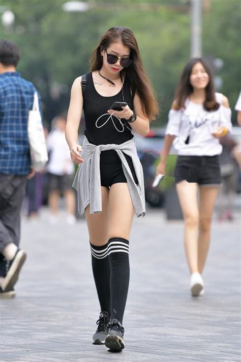 街拍：丰满美女穿性感吊带超短裙，白嫩圆润好身材超迷人！