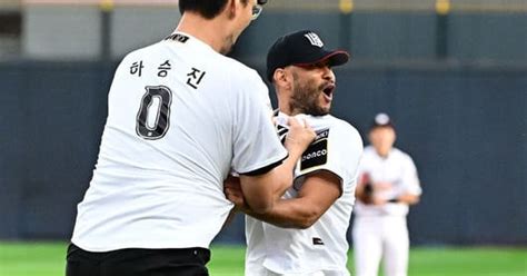 [사진]하승진 전태풍 사구에 멱살 잡으며 장난스런 퇴장