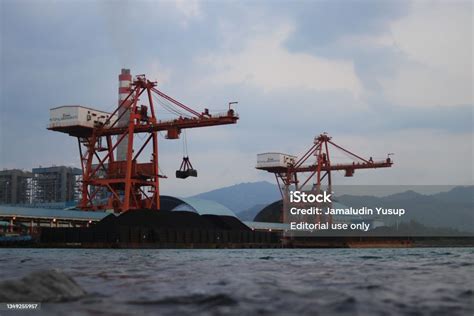 서부 자바 주 펠라부한 라투 해안 근처의 선박 화물에서 석탄 비축량을 들어 올리는 갠트리 크레인이 있는 석탄 화력 증기 발전소의 경관 0명에 대한 스톡 사진 및 기타 이미지