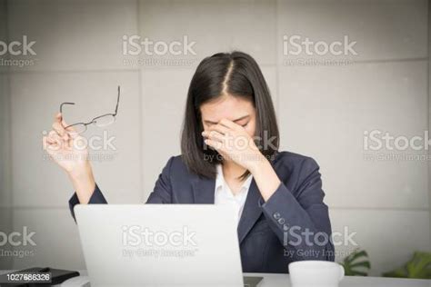 젊은 비즈니스 우먼 심각한 또는 사무실에서 직장에서 두통 경영자에 대한 스톡 사진 및 기타 이미지 경영자 계획 기업 문화 Istock