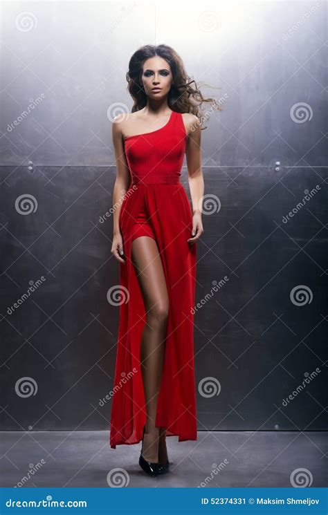 Jonge Mooie En Hartstochtelijke Vrouw In Een Golvende Lange Kleding Stock Afbeelding Image