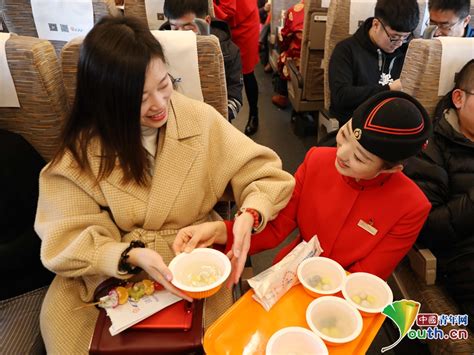 玩快闪吹糖人猜灯谜 高铁闹元宵旅客尽享旅途欢乐青网教育频道中国青年网