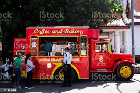 태국 바리 스타 양조 음료 및 베이커리를위한 현대적인 복고풍 빈티지 푸드 트럭 및 카페 커피 숍 차량은 태국 핏사 눌록의 왓 낭