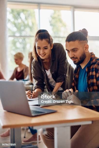 교실에서 노트북으로 전자 학습을하는 동안 협력하는 젊은 학생들 대학생에 대한 스톡 사진 및 기타 이미지 대학생 강당 학생 Istock