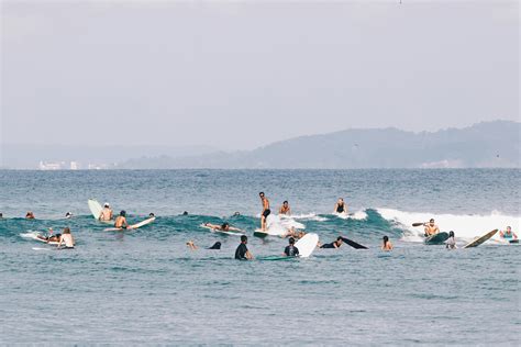 그룹 동남아시아 레저 레크리에이션 맑은 하늘 모험 물 물결 무늬 물이 있는 경치 밀물과 썰물 바다 바다의 발리 바다 보드 타기 서 핀난 토온 데스