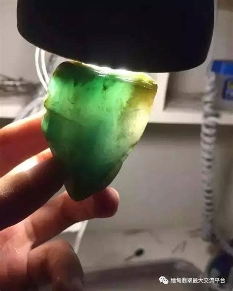 稀里糊涂拿出1000元买了块原石，成品竟能美成这样，太值了！大马料子裂痕