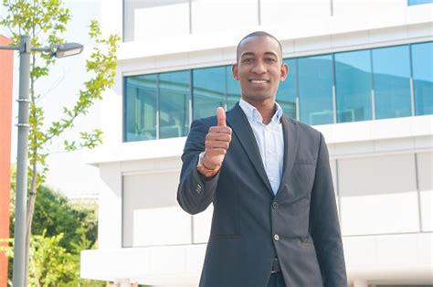 의 초상화 의 쾌활한 아프리카 계 미국인 남자 보여주는 엄지 손가락 올라 개념에 대한 스톡 사진 및 기타 이미지 개념 건물 외관 검은색 Istock