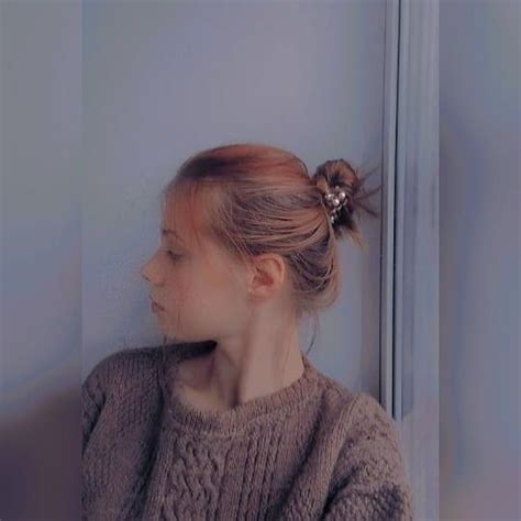 Девушка с пучком