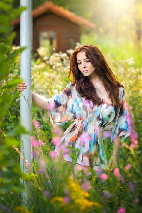 Wiejska Dziewczyna W Kwiatach Zdj Cie Stock Obraz Z O Onej Z Kolory Twarz